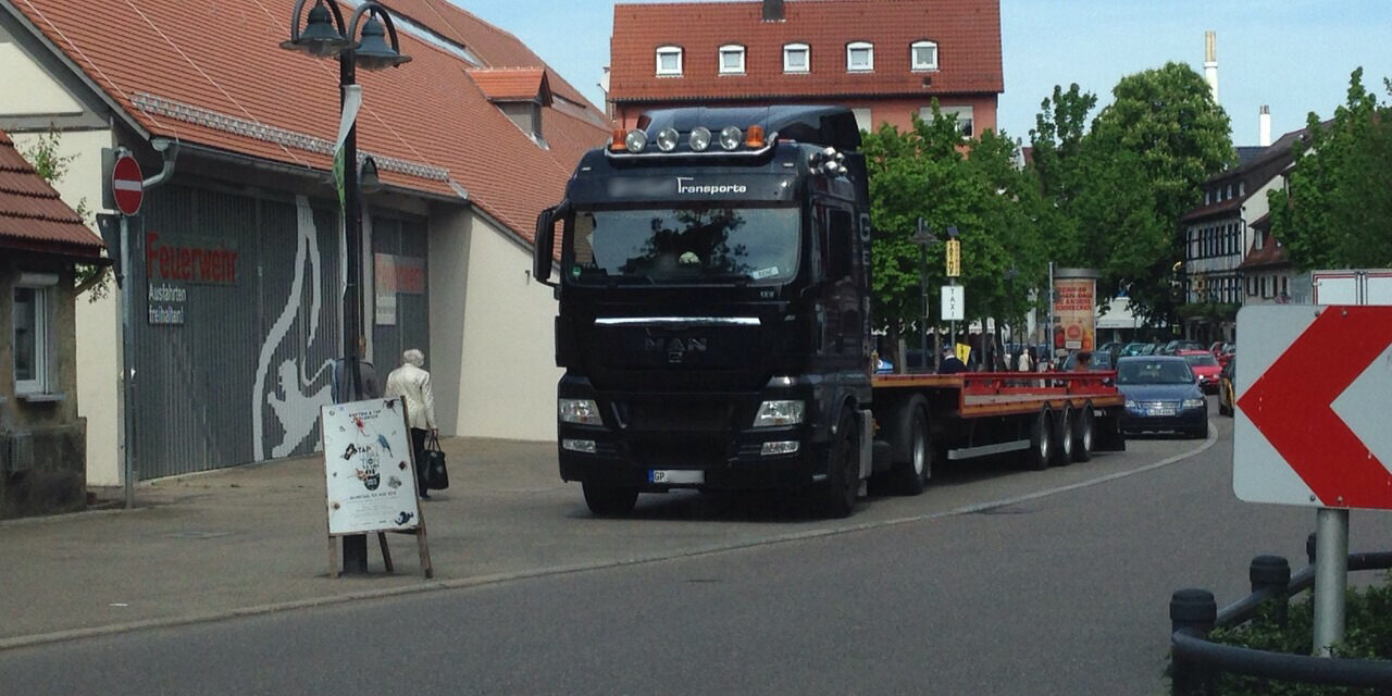 Falschparker behindern Feuerwehr – Freiw. Feuerwehr Stuttgart, Abt. Wangen Falschparker behindern Feuerwehr – Freiw. Feuerwehr Stuttgart, Abt. Wangen